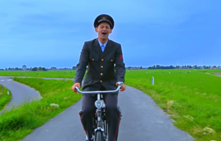 11 redenen waarom 'Postbode Siemen' van Zaai een held was | Vroegert